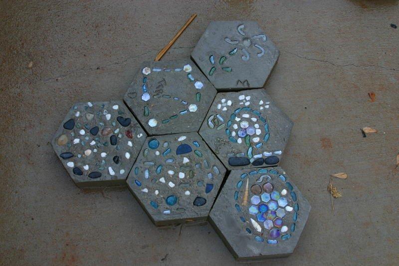 Making Stepping Stones - Garden.org