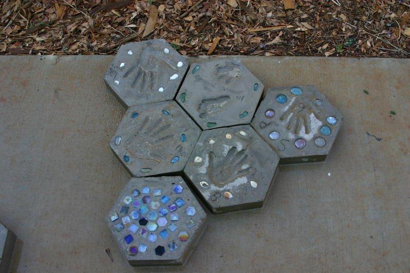 Making Stepping Stones - Garden.org