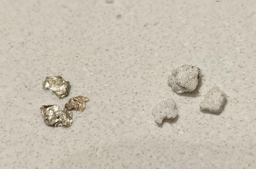 Shiny substance in soil? in the Houseplants forum - Garden.org